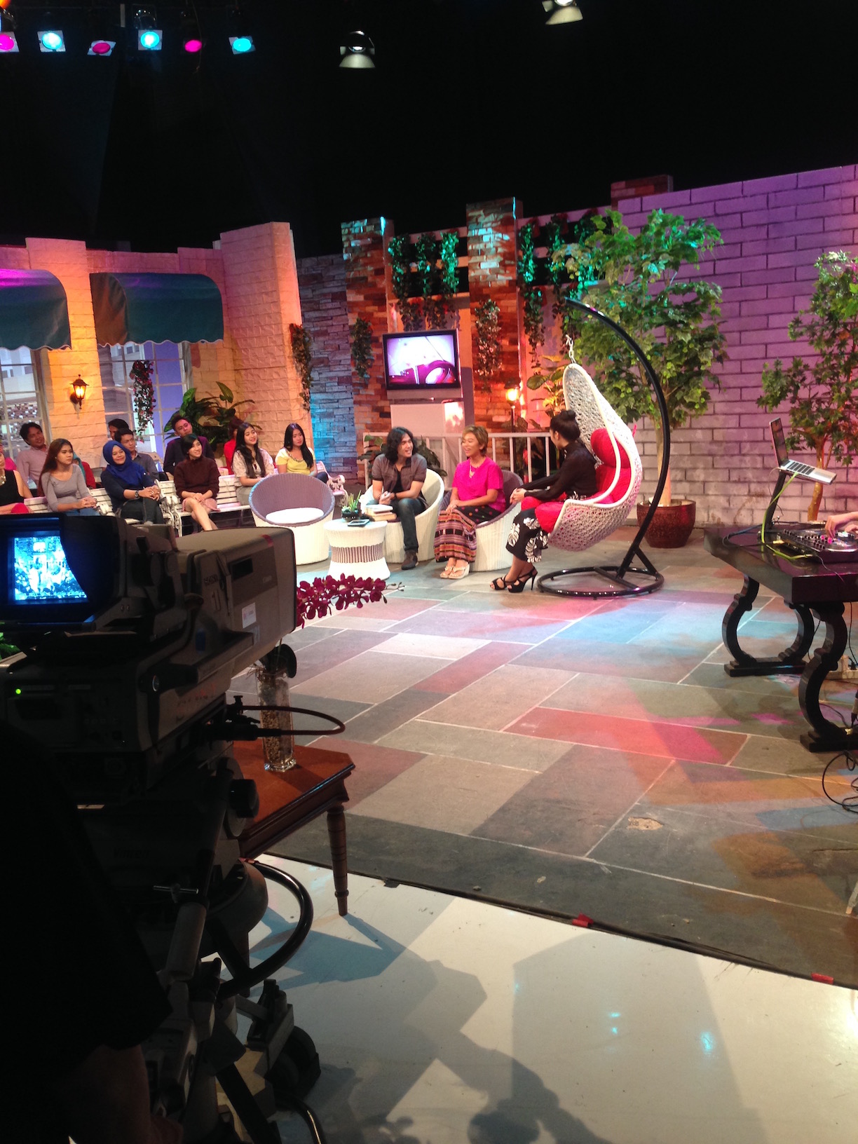 TVRI Features Taman Bacaan Pelangi - Nila Tanzil